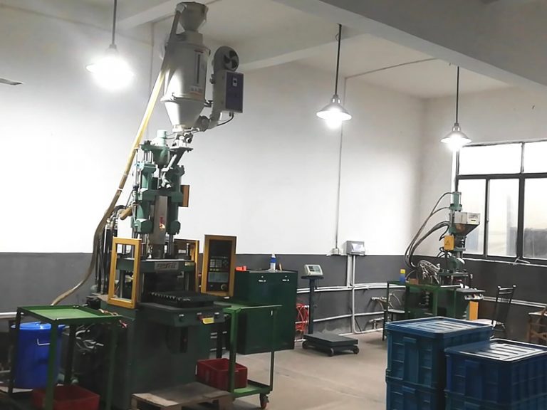 Smart Vertical Injection Molding Service - Dalilai Plastics